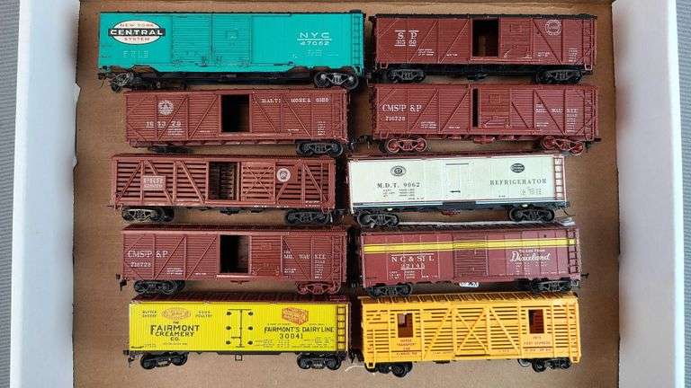 Group of 20 HO Scale Train Cars - Matthew Bullock Auctioneers