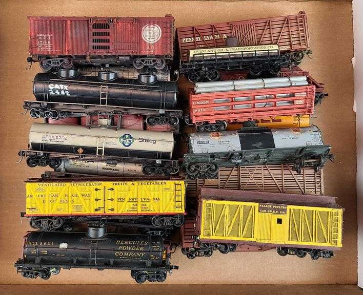 Group of 20 HO Scale Train Cars - Matthew Bullock Auctioneers