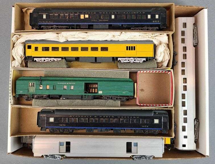 Group of 13 HO Scale Passenger Train Cars - Matthew Bullock Auctioneers