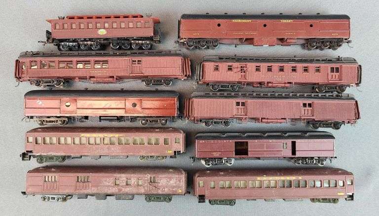 Group of 10 HO Scale Passenger Train Cars - Matthew Bullock Auctioneers