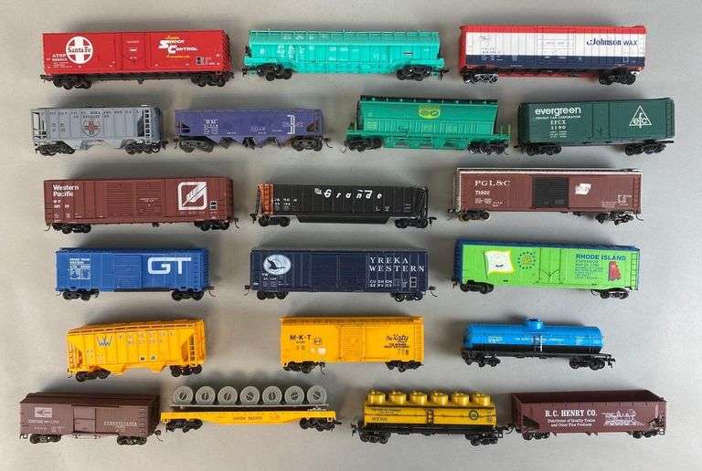 Group of 20 HO Scale Train Cars - Matthew Bullock Auctioneers