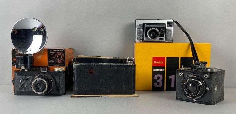 Group of 4 Vintage Cameras - Matthew Bullock Auctioneers