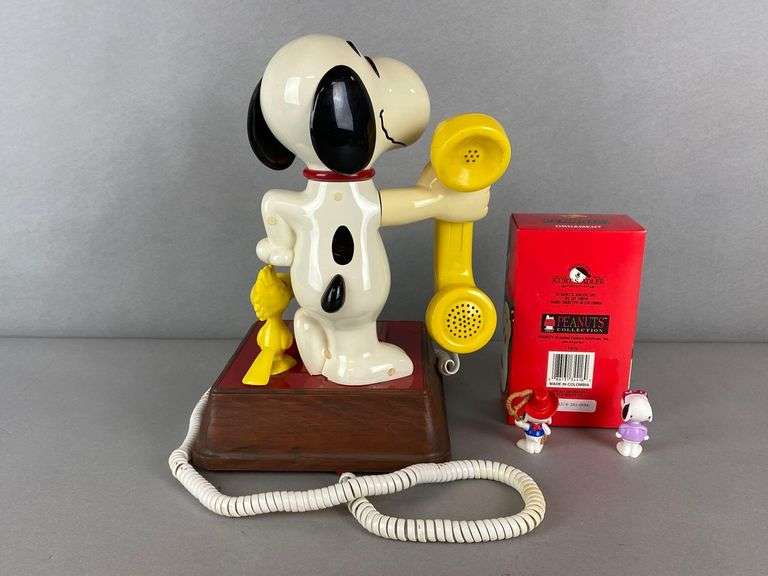 Group of 4 Peanuts Snoopy Items - Matthew Bullock Auctioneers