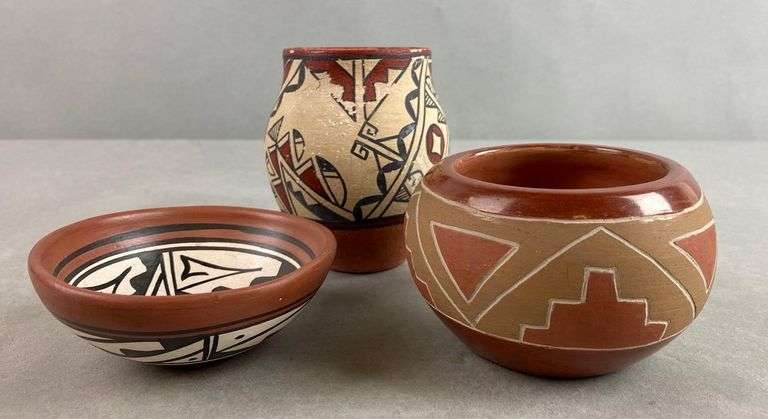 Group of 3 Native American Pottery Pieces - Matthew Bullock Auctioneers