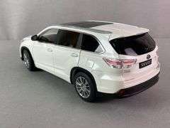 Japanese Toyota Highlander V6 Die-Cast Model - Matthew Bullock Auctioneers