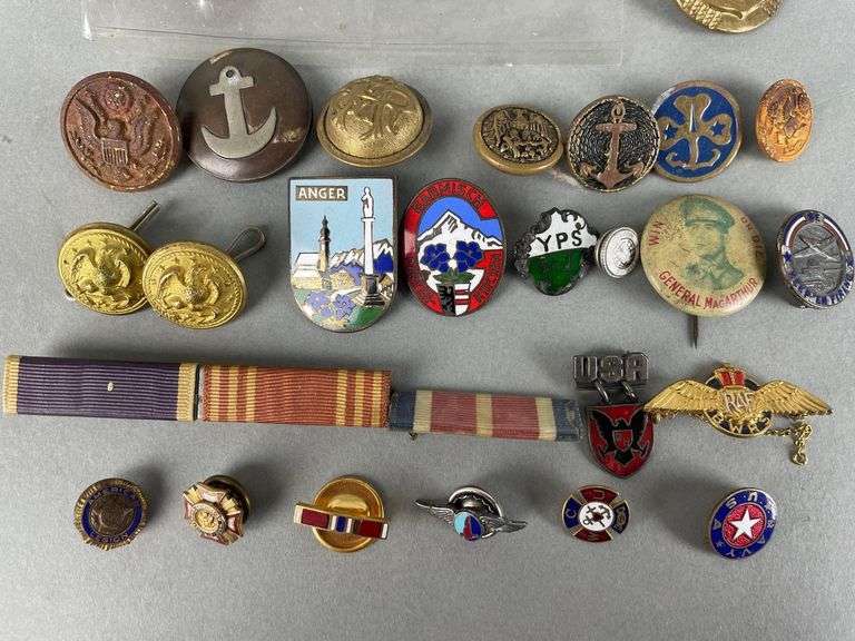 Group of WW2 Era USN Buttons Badges and More - Matthew Bullock Auctioneers