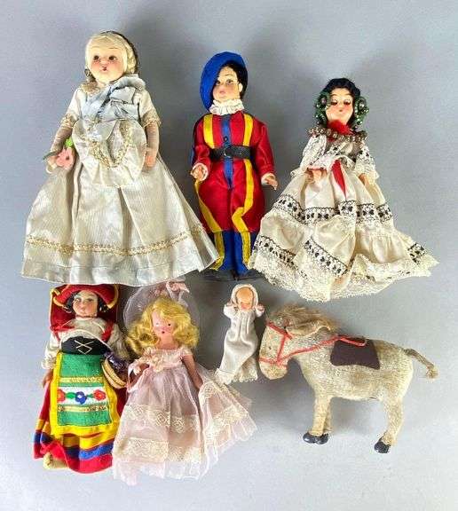 Group of 7 Dolls - Matthew Bullock Auctioneers