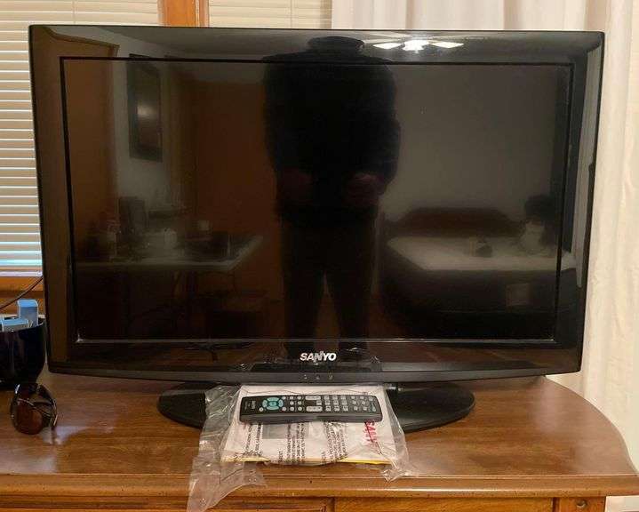 Sanyo 32 inch Flat Screen HDTV - Matthew Bullock Auctioneers