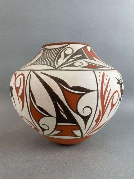 Signed Native American Zuni Pottery Jar - Matthew Bullock Auctioneers