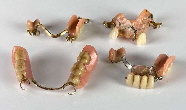 Group of 4 Vintage Gold Dentures and Partials - Matthew Bullock Auctioneers