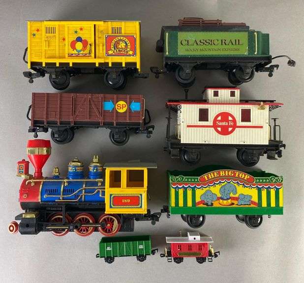 Group of 8 Model Train Cars and More - Matthew Bullock Auctioneers