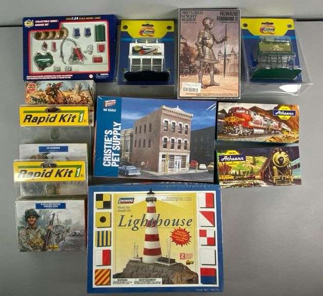 Group of Assorted Plasyic Model Kits and More - Matthew Bullock Auctioneers