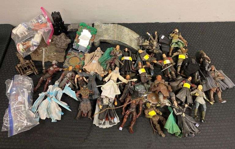 Assorted Figures - Matthew Bullock Auctioneers