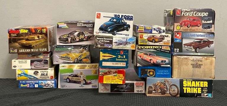 Group of Assorted Plastic Model Kits - Matthew Bullock Auctioneers