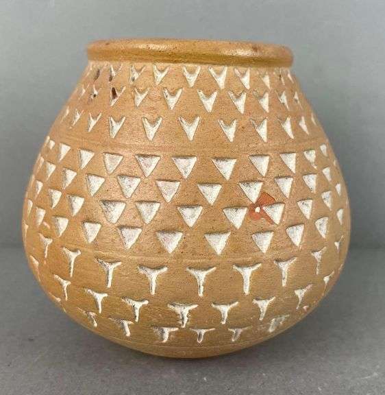 Dominican Republic Pottery Vase - Matthew Bullock Auctioneers