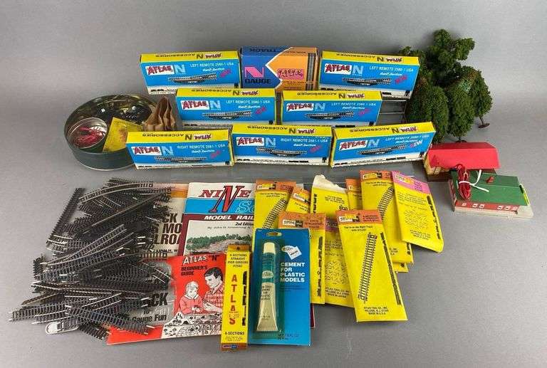 Group of Assorted N Scale Train Items - Matthew Bullock Auctioneers