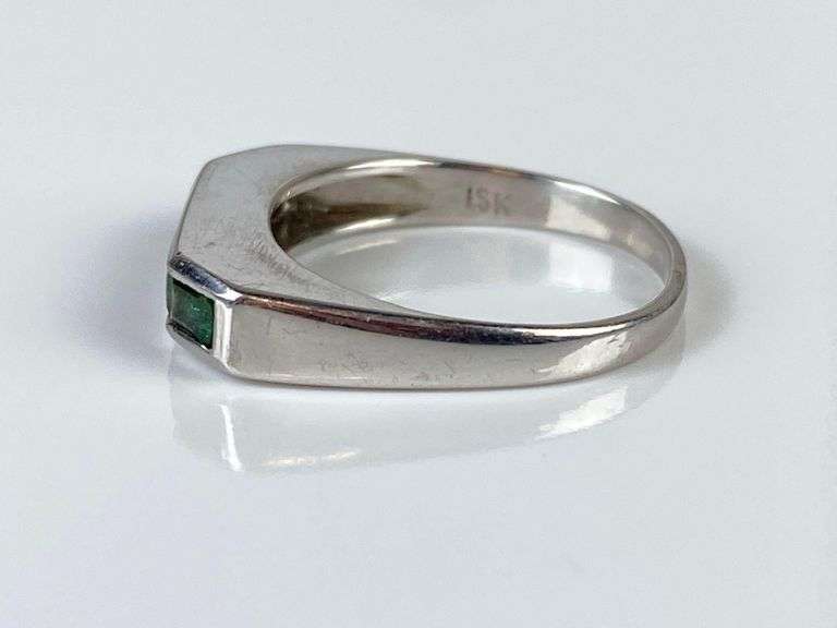 18K White Gold Emerald Ring - Matthew Bullock Auctioneers