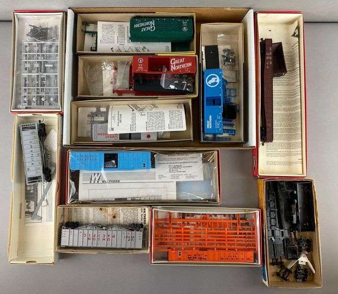Group of 11 HO Scale Train Model Kits - Matthew Bullock Auctioneers