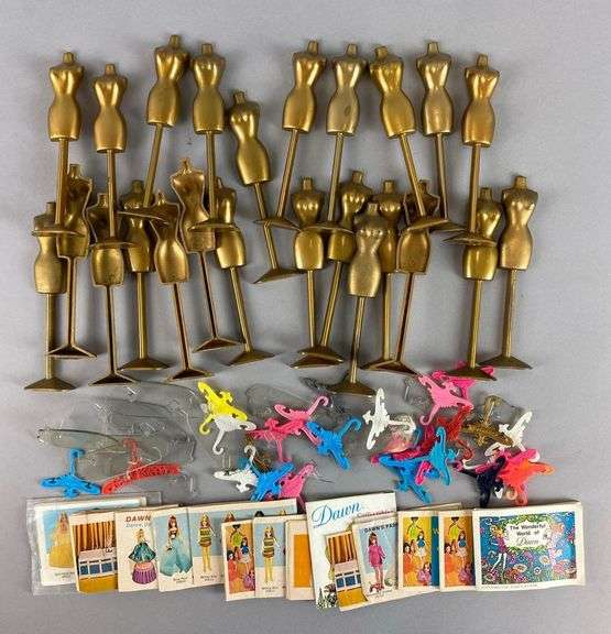 Group Topper Toys Dawn Accessories - Matthew Bullock Auctioneers