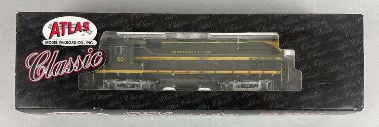 Atlas Classic HO Scale Alco C-425 Penn Central Locomotive - Matthew Bullock Auctioneers