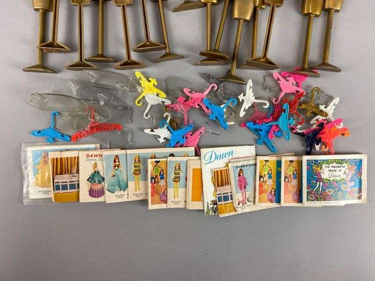 Group Topper Toys Dawn Accessories - Matthew Bullock Auctioneers