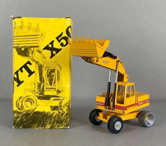 NZG Models Brøyt X50 Wheel Excavator Shovel - Matthew Bullock Auctioneers