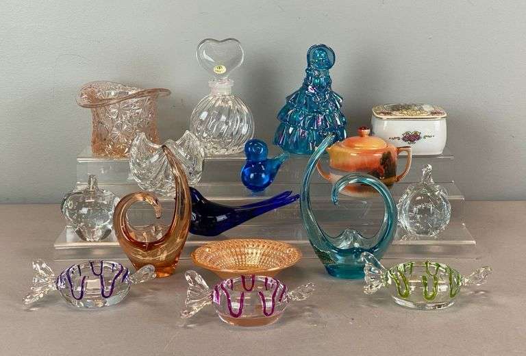 Group of Assorted Glass Items - Matthew Bullock Auctioneers