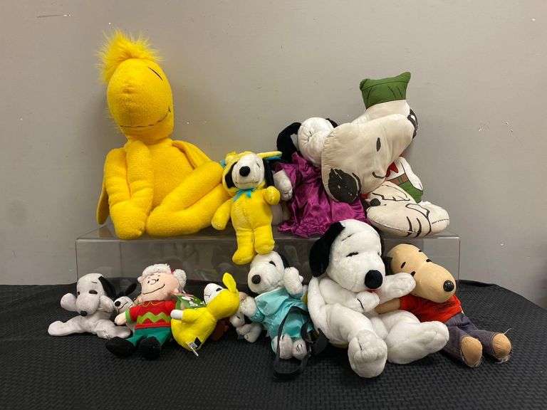 Group of 20 Peanuts Snoopy Plushies - Matthew Bullock Auctioneers