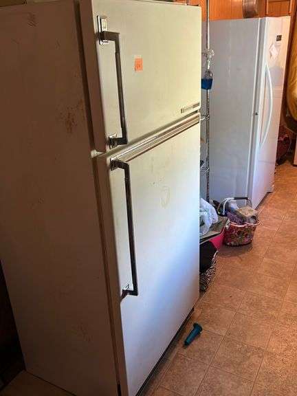 Fridgidaire Refrig/freezer -works - McNatt Real Estate