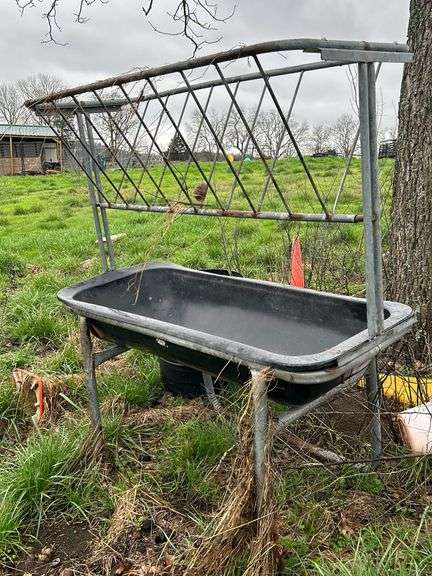 Nice Feeder w/hay rack and tub - McNatt Real Estate