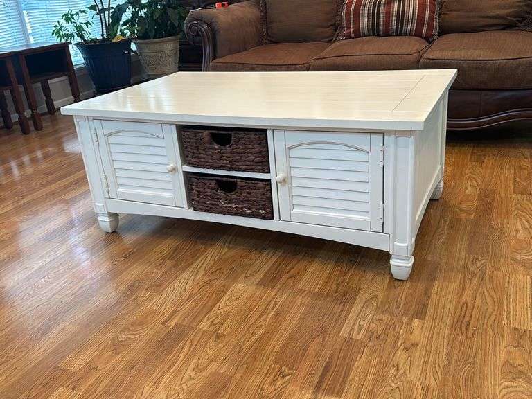 Nice center table with drawer storage - McNatt Real Estate