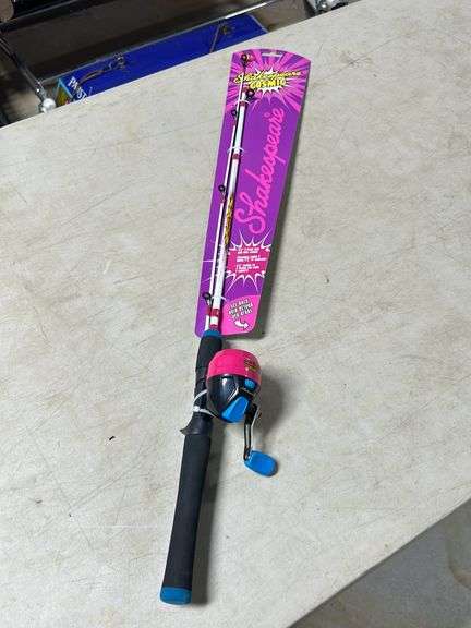 Shakespeare cosmic 4‘6“ two-piece rod and real combo. See photos-see ...