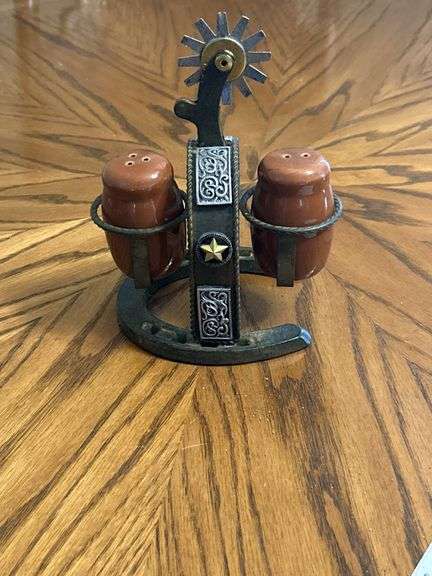 Neat Spur/horseshoe S&P shakers table display with shakers - McNatt ...