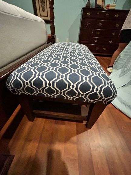 Bedroom dressing bench - McNatt Real Estate