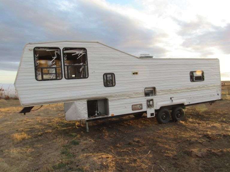 LAYTON MODEL 2925 5TH WHEEL CAMPER HAILED OUT IN ROUGH CONDITION ...