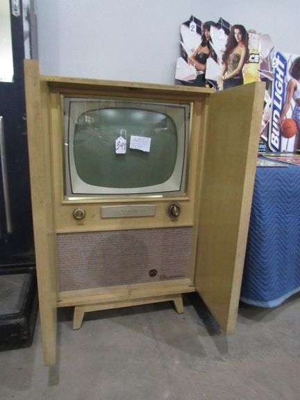 OLD CABINET MODEL RCA VICTROLA DELUXE B&W TV HERES ONE SEVERAL KIDS ...