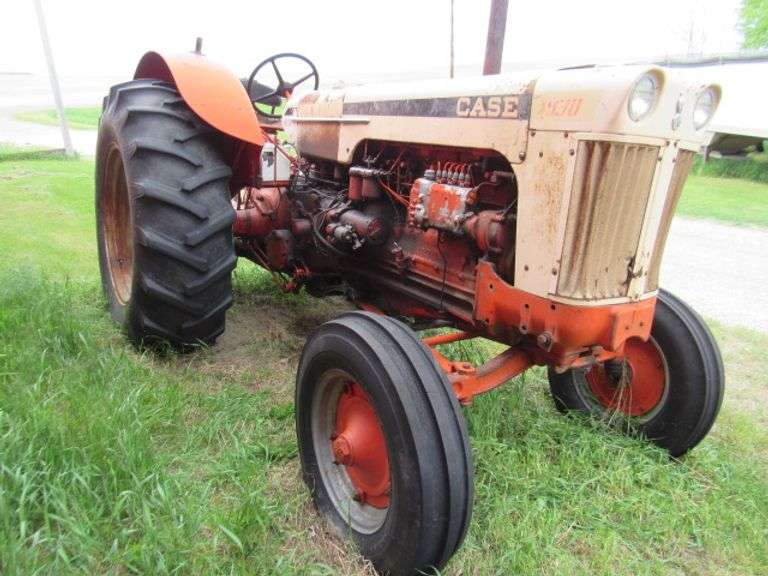 1965 930 CASE TRACTOR. HAS 3506 HOURS, KEPT INSIDE MOST OF ITS LIFE ...