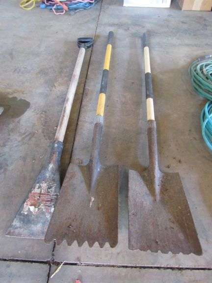 2 SHINGLE POPPER SHOVELS AND PRY BAR SCRAPPER - McPherson Auction & Realty