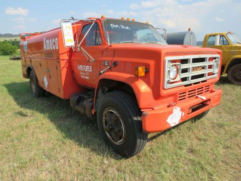 1986 GMC 7,000 RED AMACO FUEL TRUCK 366 ENGINE RUNS, 5 SPEED W/ 2 SPEED ...