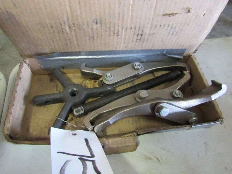 CAT GEAR PULLER 1P-2321 - McPherson Auction & Realty