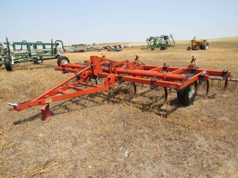 CASE? 1800 PULL TYPE CHISEL W/ 3 BAR NOBLE MULCHERS - McPherson Auction ...