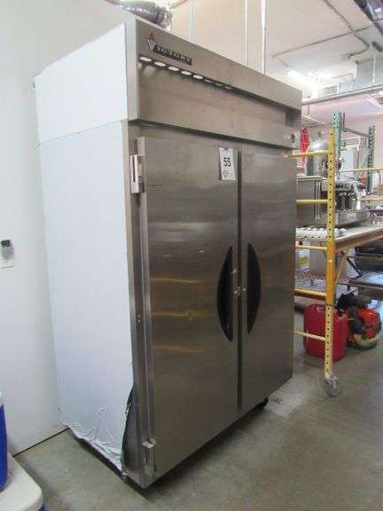 VICTORY MODEL VF-2 COMMERCIAL FREEZER ON CASTERS 2 DOOR REACH IN - LIKE ...
