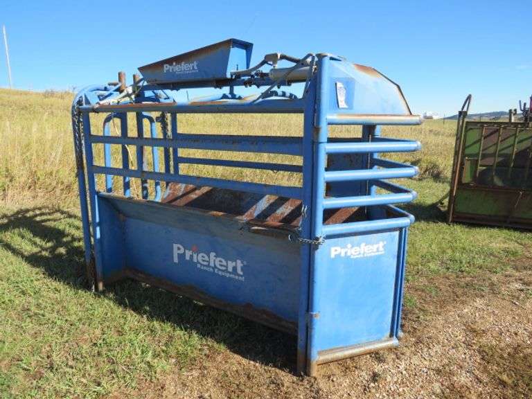 8' PRIEFERT ROPING CHUTE - HYDRAULIC - HAS BEEN OUTSIDE BUT WAS WORKING ...