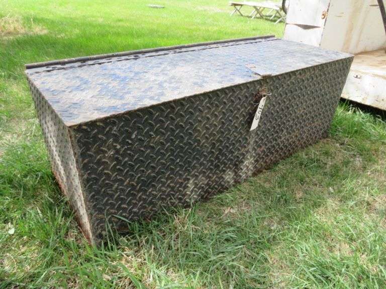 49"X18"X17" DIAMOND PLATE TOOL BOX - McPherson Auction & Realty