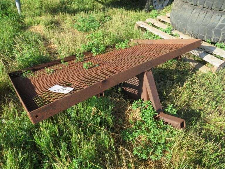 RECEIVER HITCH MOUNT EXPANDED METAL STAND / RACK - McPherson Auction ...