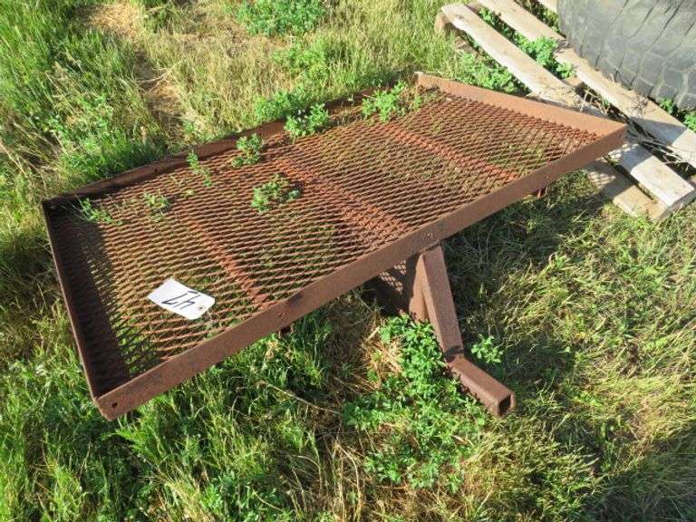 RECEIVER HITCH MOUNT EXPANDED METAL STAND / RACK - McPherson Auction ...