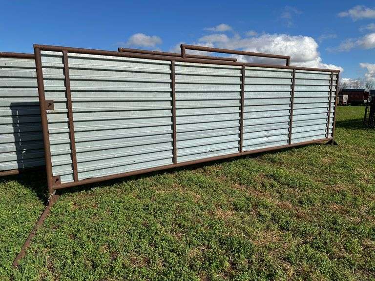 24’ Free Standing Windbreak Panel - Meagher Auctioneers
