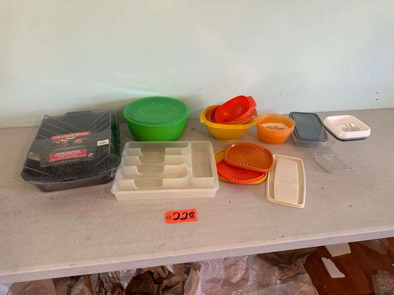 Roasting Pan, Tupperware, Silverware Tray - Meagher Auctioneers