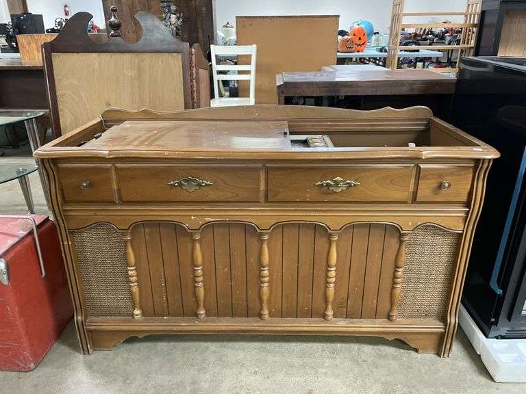 Magnavox console stereo - Metzger Property Services, LLC