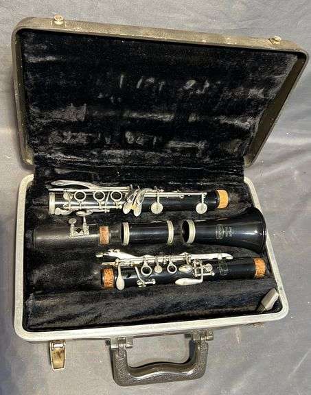 Bundy Resonite by Selmer Clarinet # 855543 with case (one piece is ...